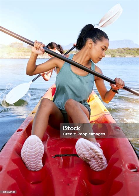 호수 친구 카약 모험과 함께 수상 스포츠를 즐기며 카누 카약을 타고 잔잔한 자연 강에서 패들을 즐겨보세요 여름에 보트 활동을 즐기는 여성과 함께 운동 휴가 또는 휴가 카약