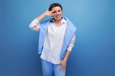 Alegre Y Alegre Joven De Cabello Oscuro Con Un Corto Corte De Pelo En