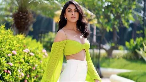 Mrunal Thakur ప్రతీ ఇంట్లో శృంగారం లస్ట్ గురించి ఓపెన్‌గా మాట్లాడుకోవాలి Telugu News