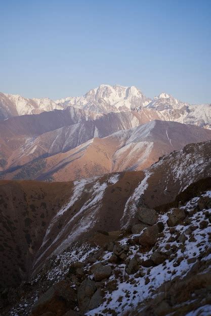 Paisaje Vertical Con Vistas A La Cordillera Rocosa De La Montaña Al
