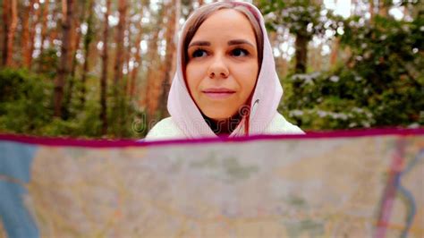 Linda Chica Leyendo El Mapa En El Bosque Mujer Viajante Con Mochila Con Mapa Abierto En Bosques
