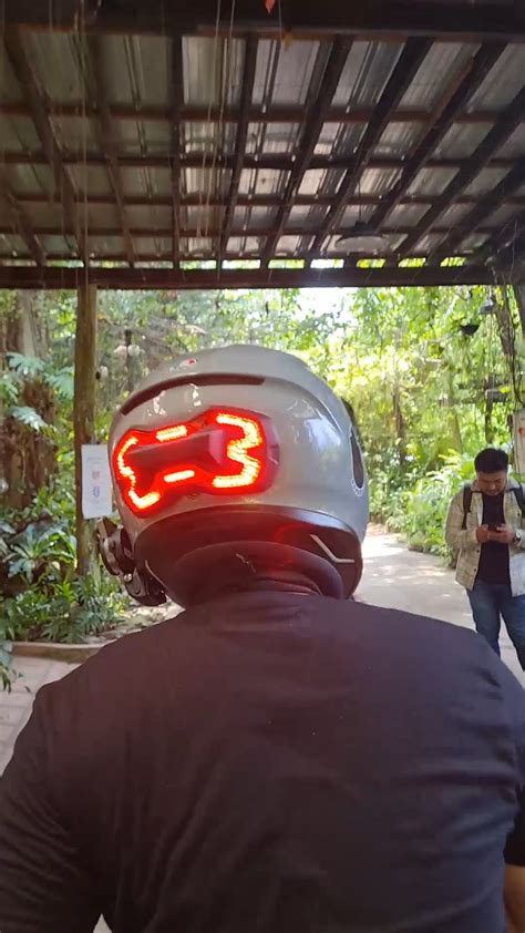 Nakakita ka na ba ng breaklight pero sa helmet? Mas mahal pa sa normal brand na helmet e ...