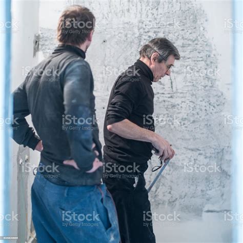 70 년 된 활성 수석 및 30년오래 된 남자 건설 노동자배관공 홈 리 모델링에 대 한 협력 20 29세에 대한 스톡 사진 및 기타 이미지 Istock
