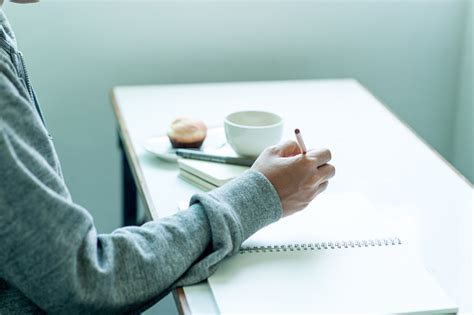 아침 사업 아이디어에에서 테이블에 직장에서 종이에 쓰기 복사를 위한 공간이 있다 경영자에 대한 스톡 사진 및 기타 이미지 경영자 공부 교육 Istock