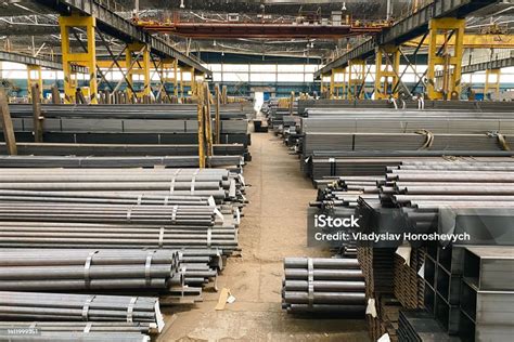 금속 제품이있는 대형 창고 금속 프로파일 및 금속 파이프 생산 알루미늄에 대한 스톡 사진 및 기타 이미지 알루미늄 교통수단 선반 제작물 Istock