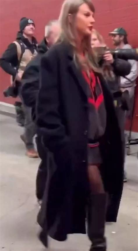 Taylor Swift struts into Travis Kelce game wearing leather mini skirt ...