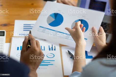 전략 분석 마케팅 계획 비즈니스 보고서의 차트 분석을 논의하는 스타트 업 비즈니스 회의 25 29세에 대한 스톡 사진 및 기타