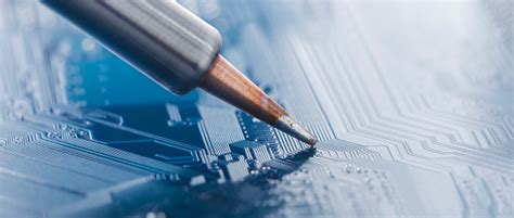 Photo Libre De Droit De Souder Des Composants Électroniques Sur Le Pcb Réparation Électronique