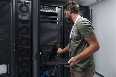 남성 시스템 관리자와 함께 하는 슈퍼컴퓨터 서버실 전문 시설의 데이터 센터 엔지니어 우징 키보드 수퍼컴퓨터에 대한 스톡 사진 및 기타 이미지 Istock