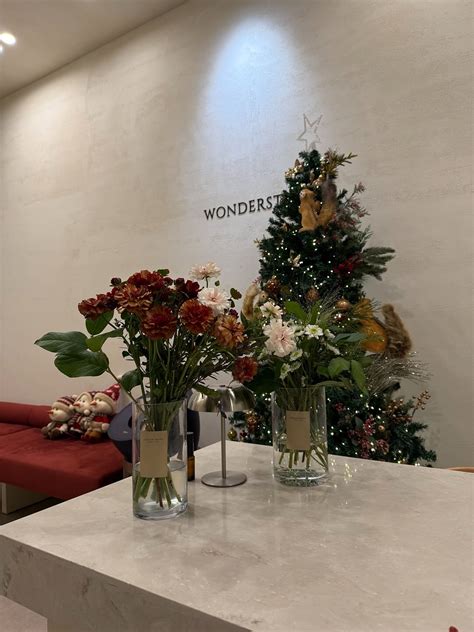 우리 학원이 작년 7월에 처음 오픈하고서 처음으로 문의주신 수강생분이 계시는데 그 분이 우리 학원 플로리스트야 학원에 어울릴만한 꽃을 고르시고 매번 생화꽃다발을 화병에