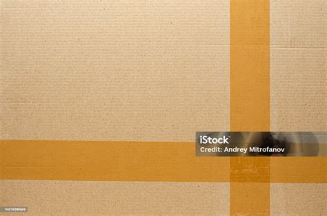 골판지에 갈색 테이프 물건을 운반하거나 기부를 보내거나 소포를 포장하는 개념 공간을 복사합니다 접착 테이프에 대한 스톡 사진 및