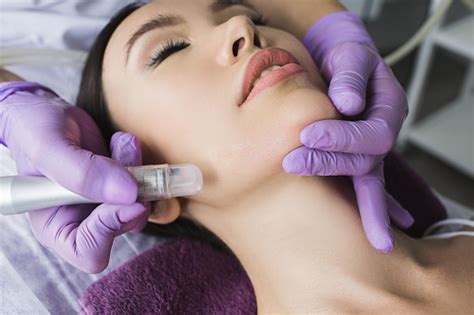 귀여운 한국 여자는 미용실에서 얼굴 박리 절차를 가져옵니다 스킨 케어 페이셜 마스크에 대한 스톡 사진 및 기타 이미지 페이셜 마스크 각질제거 건강관리와 의술 Istock