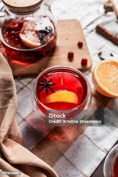 유리 컵에 홍차 히비스커스 빨간 열매 차 비타민 음료 감기에 대한 겨울 차 레몬 붉은 건포도 검은 건포도 라즈베리 꿀 계피 아니스 0명에 대한 스톡 사진 및 기타 이미지