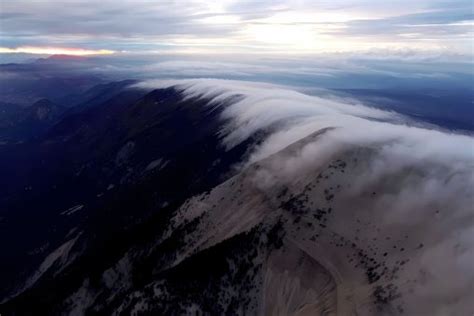 Creeping Clouds Depth Parallax Wallpaper
