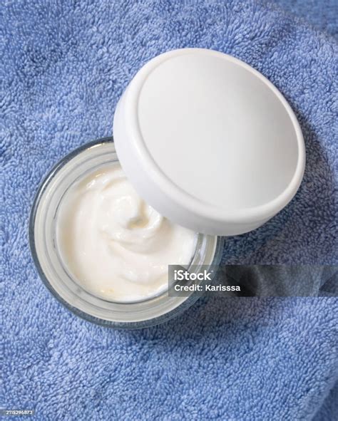 목욕탕에서 파란 수건에 흰 뚜껑이 있는 열린 크림 항아리 화장품 모형 0명에 대한 스톡 사진 및 기타 이미지 0명 뚜껑 목욕하기 Istock