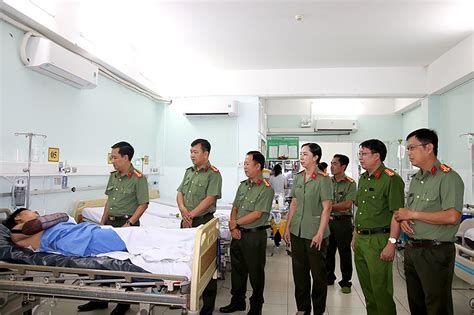 CLIP Bắt giam kẻ ngông cuồng cầm dao chém công an