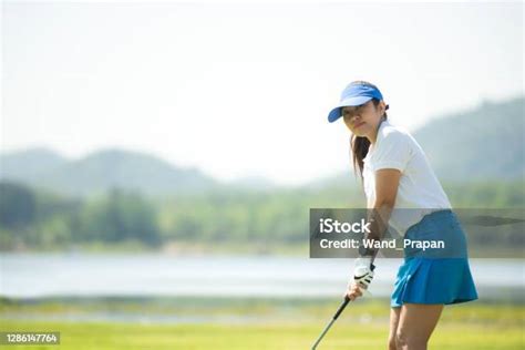 코스 골프 공 페어웨이에서 골퍼 스포츠 접근 방식 녹색 잔디 일몰 배경에 게임 골프 티를 재생 하는 사람들 라이프 스타일 여자