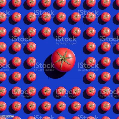 컬러 배경에 신선한 빨간 토마토에서 매끄러운 질감 배경 패턴 건강한 식품 개념 0명에 대한 스톡 사진 및 기타 이미지 0명