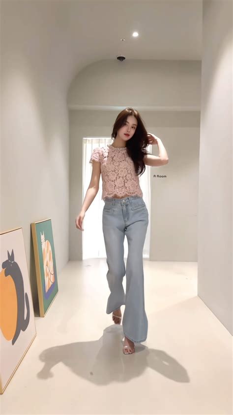 주 나인그랩 넥타이와 셔츠를 레어드한 듯 단추로 탈착이 가능한 넥 라인의 셔츠와 넥타이가 세트로 있는 비즈 크롭 집업 가다건과 언밸런스한 주름 스커트가 반바지와