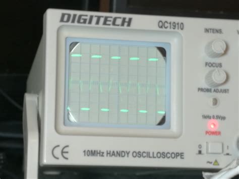 breadboard why does this comparator not output a square wave