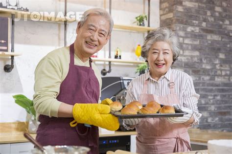 해피시니어 278 Pho630 유토이미지 사진 노인 생활 Pho630c 아시아 한국 한국인 동양 동양인 컨셉 실내 집 주방 베이커리 제과점