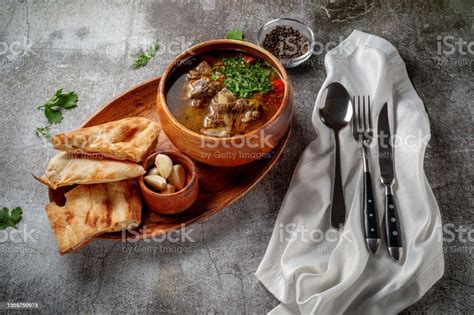 회색 돌 테이블에 마늘과 피타 빵을 곁들인 쇠고기 굴리 플랫레이 굴라시에 대한 스톡 사진 및 기타 이미지 굴라시 콩 콩과 0명 Istock