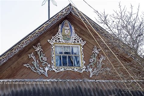 Украшение конька крыши деревянного дома - фото