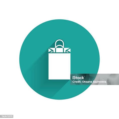 긴 그림자로 분리 된 백서 쇼핑 백 아이콘입니다 패키지 기호입니다 녹색 원 버튼입니다 벡터 일러스트레이션 가방에 대한 스톡 벡터