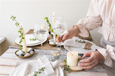 소박한 제로 폐기물 웨딩 장식은 자연 요소와 함께 나무 테이블 양초 린넨 냅킨 녹색 잎이있는 가지 특별한 저녁 식사를위한 환경 친화적 인 장식 낭만적이고 아늑한 장소 건강한