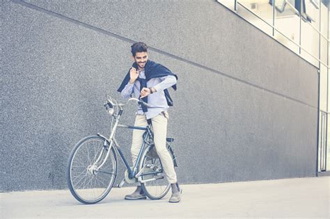 시간을 확인 하는 자전거에 사업가 미소 복사를 위한 공간입니다 거리에 대한 스톡 사진 및 기타 이미지 거리 건물 외관 걷기 Istock