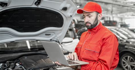빨간색 유니폼을 입은 두 명의 자동차 정비사가 자동차 서비스에서 컴퓨터로 엔진 진단을 하고 있다 사진 Unsplash의 자동차 이미지