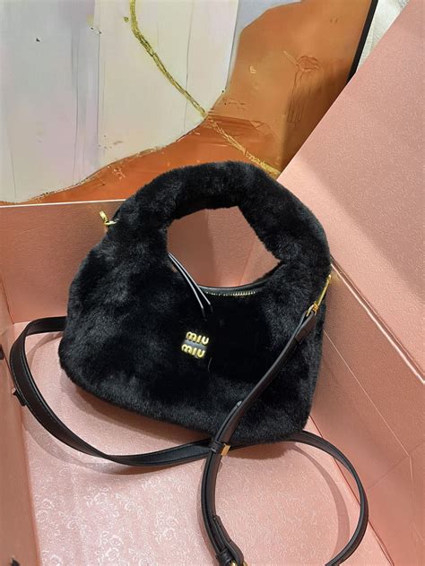 Miu Miu Сумка на плечо купить с доставкой по выгодным ценам в интернет магазине Ozon 1511151568