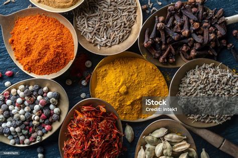 황동 숟가락에 향신료 세트 근접 촬영 평면도 다양한 고추 카 다몬 카네이션 심황 파프리카 사프란 요리 용 가루로 빻은에 대한 스톡 사진 및 기타 이미지 Istock