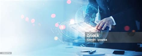 가상 화면에서 인터페이스 금융 은행 지불 온라인 쇼핑 및 아이콘 고객 네트워크 연결을 사용하는 사업가 비즈니스 혁신 기술 개념 글로벌 디지털 마케팅 개념에 대한 스톡 사진