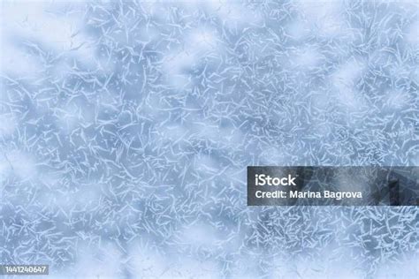 창문에 아름 다운 서리가 내린 패턴입니다 푸른 겨울 배경입니다 서리 그리기 젖빛 유리에 대한 스톡 사진 및 기타 이미지 젖빛 유리 수평면 각도 12월 Istock