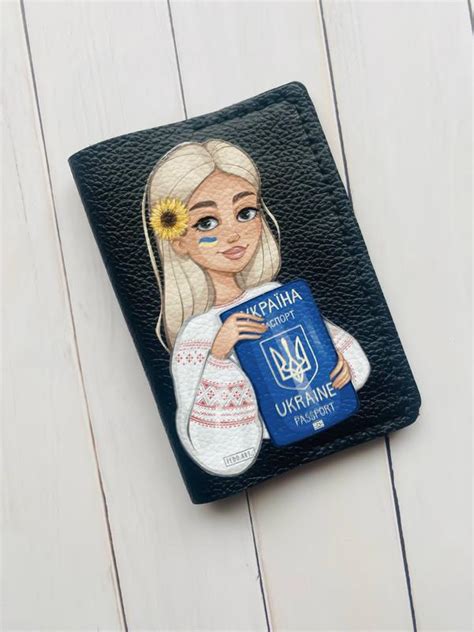 Шкіряна обкладинка на паспорт книжечку дівчина з паспортом патріотичний принт 13 — ціна 400