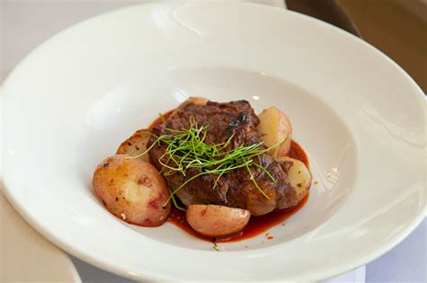 조리 된 쇠고기 스테이크와 구운 감자를 잘라낸 흰색 접시 0명에 대한 스톡 사진 및 기타 이미지 0명 Steakhouse 갈빗살 구이 Istock