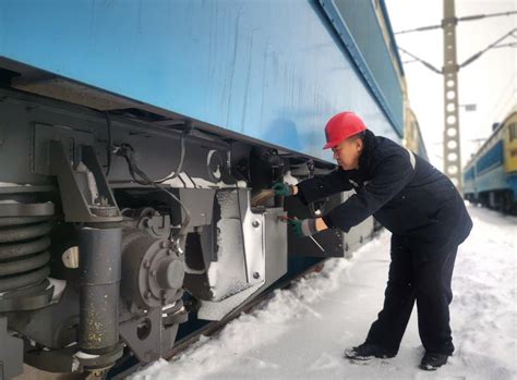 新春走基层 机车大夫的医者仁心