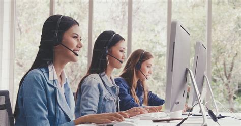 헤드셋이 있는 고객 지원 에이전트 또는 콜 센터는 데스크톱 컴퓨터에서 작동하면서 전화 통화로 고객을 지원합니다 운영자 서비스 비즈니스 대표 개념입니다 사진