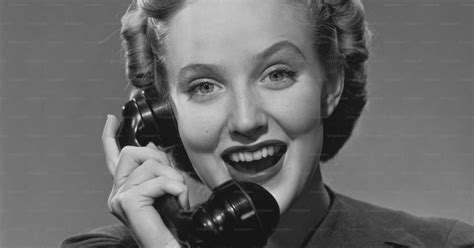 Foto Una Joven Que Se Ve Feliz Durante Una Llamada Telefónica Foto De