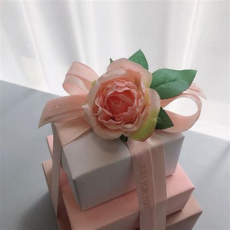 랩핑스타일 조윤준‘ On Instagram ꕤ로맨틱하고 러블리하게ꕤ 선물포장에도 화사로운 꽃장식 추천드려요 ꕤ 방문고객님께도 수강생할인가로 판매합니다 ̈ 선물하는