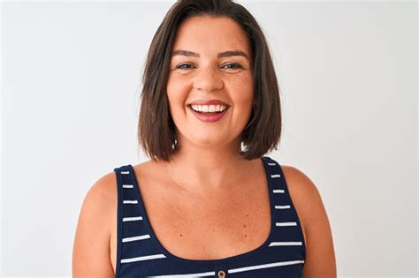 행복한 얼굴 서서 치아를 보여주는 자신감 미소와 함께 미소와 고립 된 흰색 배경 위에 서 파란색 줄무늬 티셔츠를 입고 젊은 아름다운 여자 T 셔츠에 대한 스톡 사진 및 기타