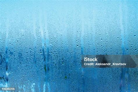 자연 물 응축 높은 공기 강한 습도 큰 창 유리의 파란색 배경이 똑을 떨어진다 수집 및 스트리밍 다운 0명에 대한 스톡 사진 및 기타 이미지 Istock