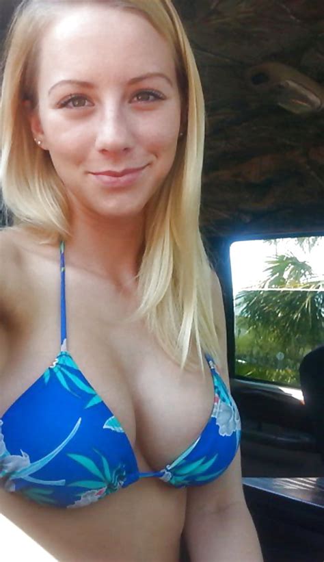 Sexy Cleavage 1 Photo 5 56