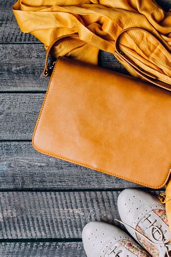 여자가을 옷 가 여성 옷입니다 가방 액세서리신발 및 나무 갈색 테이블 배경에 스카프의 집합입니다 상위 뷰 복사 공간 0명에 대한 스톡 사진 및 기타 이미지 Istock