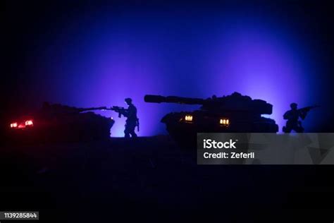 전쟁 개념입니다 군사 실루엣 전쟁 안개 하늘 배경에서 장면 싸움 밤에 흐린 스카이 라인 아래 세계 전쟁 독일 탱크 실루엣 공격 장면 장갑차 탱크 전투 공격성에 대한 스톡