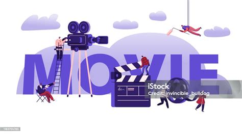 영화 제작 프로세스 개념 카메라와 스태프를 사용하여 필름 녹화를 위한 전문 장비를 사용하는 작업자 클래퍼 보드 및 릴 필름 포스터 배너 전단지 브로셔 만화 플랫 벡터