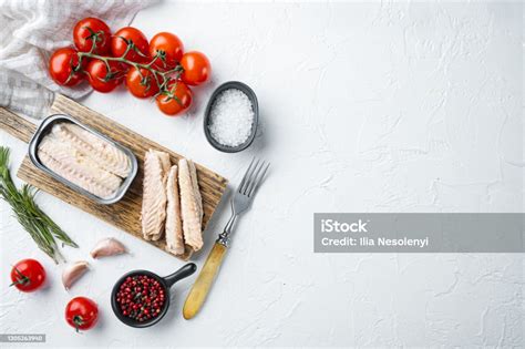 통조림 고등어 필레 생선 보존 나무 도마에 허브와 재료와 흰색 배경에 상단 보기 평면 누워 카피 공간과 텍스트 공간을 가진 정어리 통조림에 대한 스톡 사진 및 기타 이미지