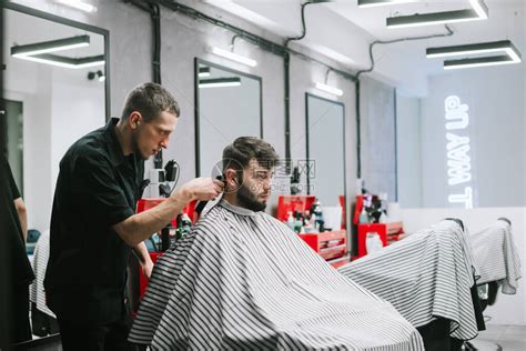 理发师在时尚的男士理发店里用剪子头发高清图片下载 正版图片506382502 摄图网