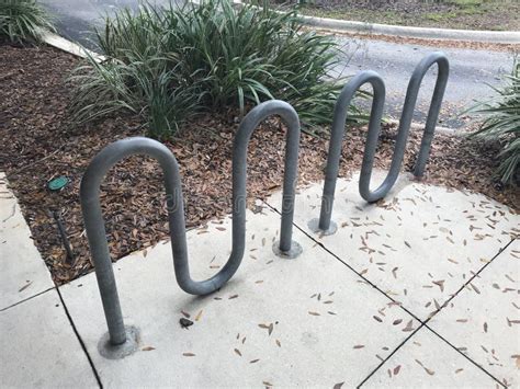 Estante De La Bici De La Onda De Lazos En Acera Imagen De La Foto Foto De Archivo Imagen De